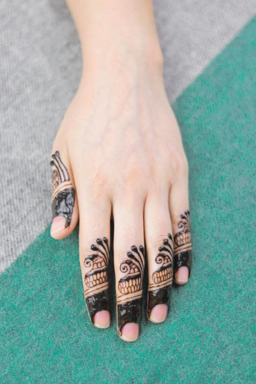 Simple Henna Fingers
